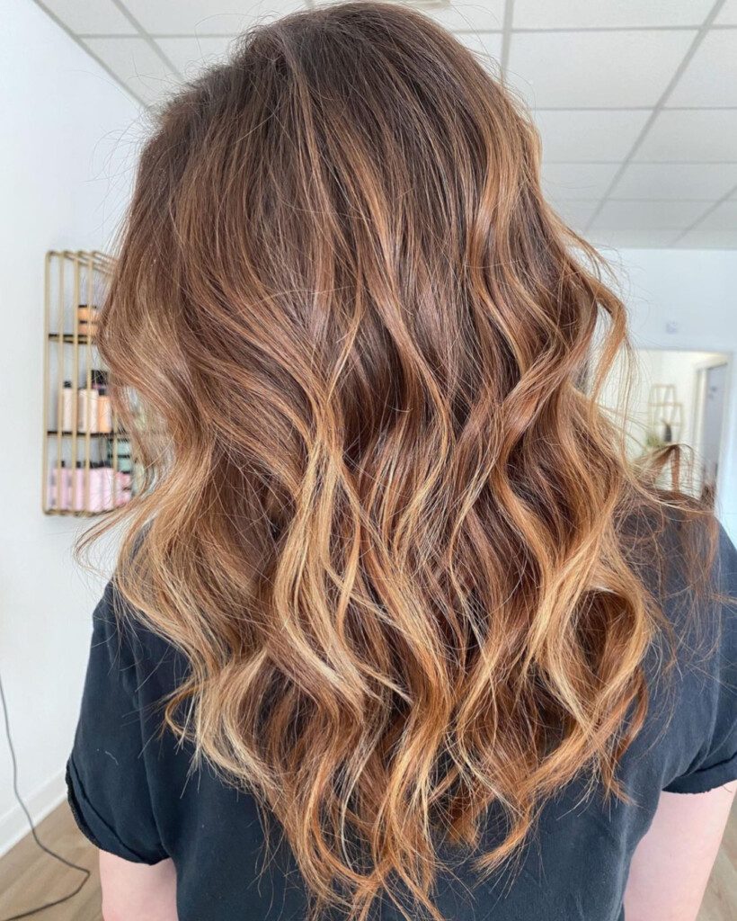 Karamelová barva vlasů: proč si ji vybrat a jak ji nosit | Ženy s.r.o.