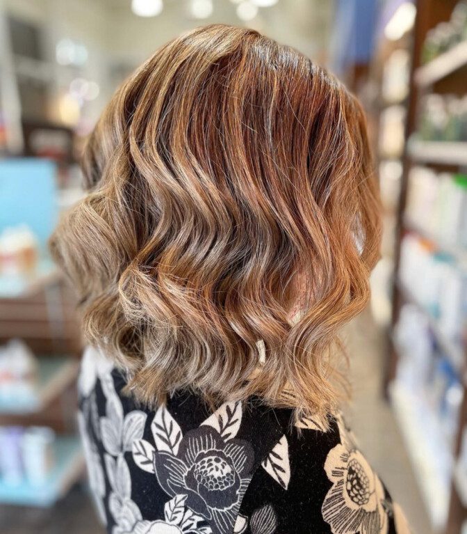 Karamelová barva vlasů: proč si ji vybrat a jak ji nosit | Ženy s.r.o.